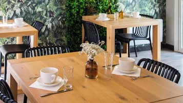 Pequeno-almoço tipo buffet diário (13 EUR por pessoa)
