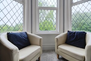 Deluxe Triple Room, Non Smoking, Sea View, No Pets | Área de estar | TV