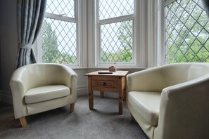 Deluxe Double Room, 1 King Bed, Non Smoking, Sea View, No Pets | Área de estar | TV