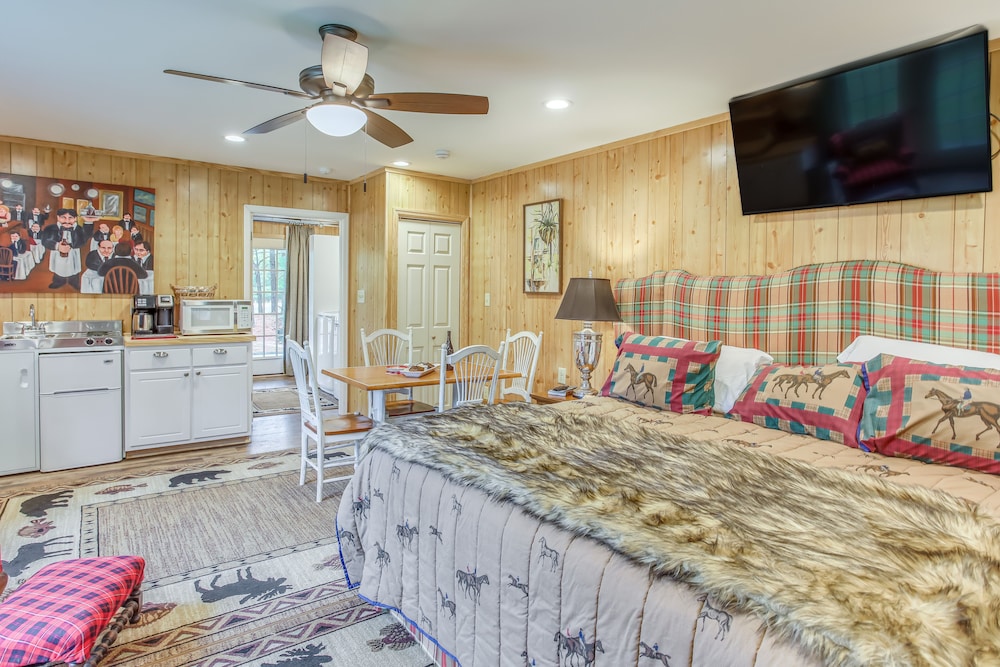 Tranquil Fairmont Studio W/ Patios - Pets Welcome! - Fairmont, NC
