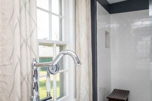 Suíte standard, para não fumantes | Individualmente decorados, individualmente mobiliados, escrivaninha