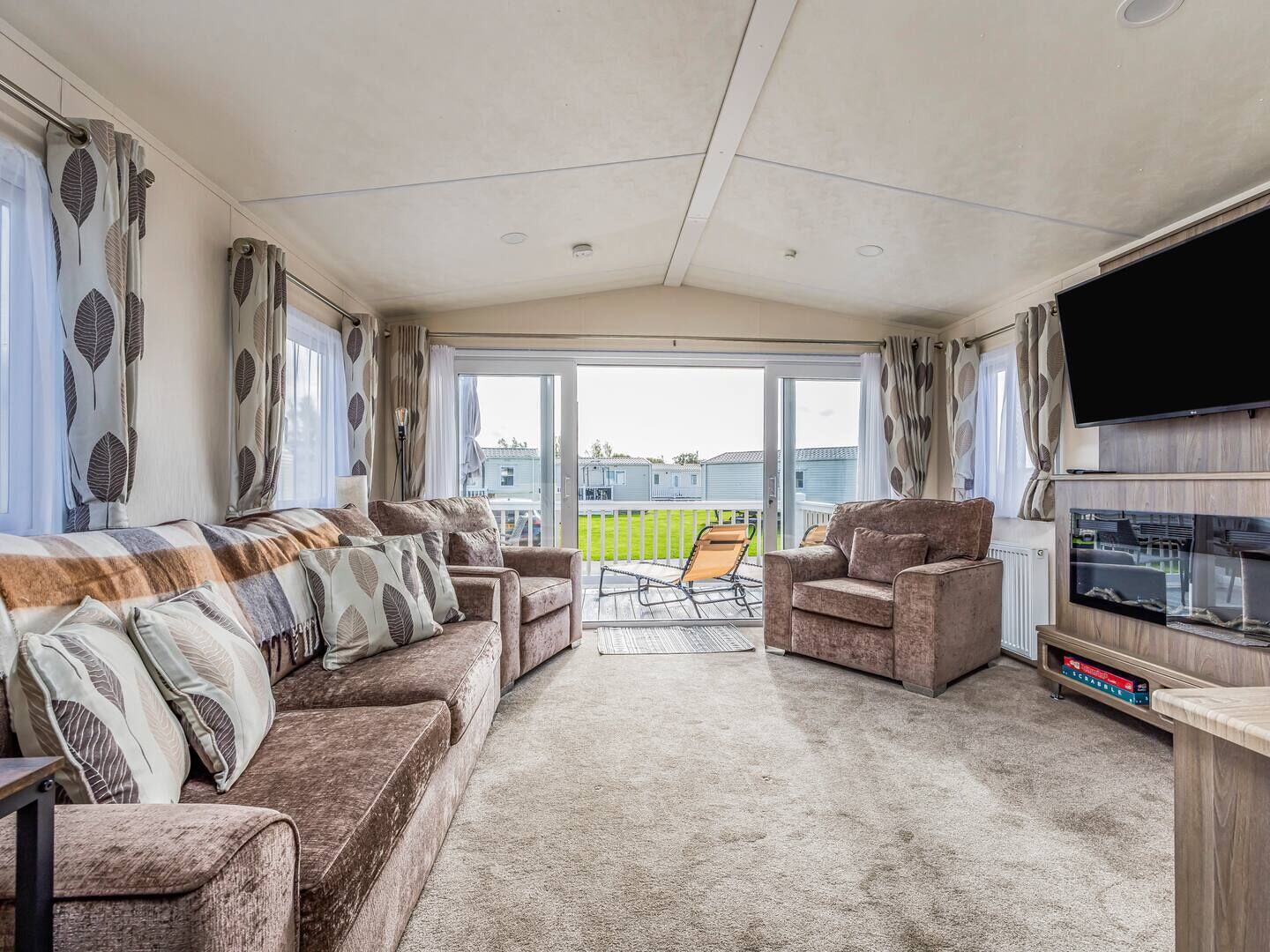 Charming Chalet At Lakeside Park - Pass The Keys - Chichester