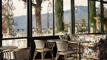 3 restaurantes: servem pequenos-almoços, almoços e jantares