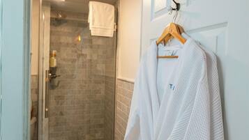 Quarto Duplo Clássico para 1 Pessoa | Casa de banho | Artigos de higiene pessoal grátis, roupões, toalhas fornecidas, sabão