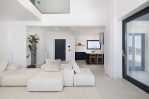 Villa | Sala de estar | Smart TV, lareira 