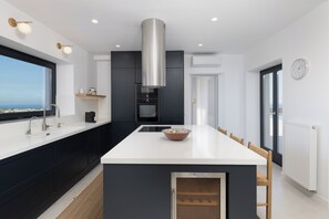 Villa | Cozinha privada | Um forno, uma máquina de lavar louça, uma máquina de café expresso 