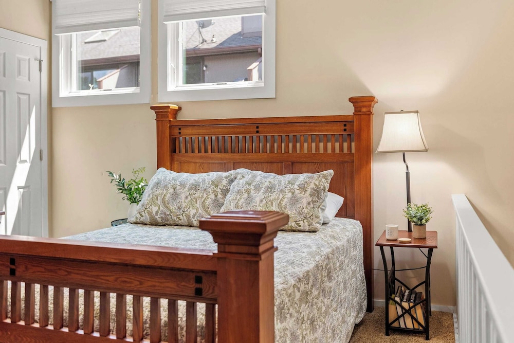 Slope Lodge Prime Skiing Location Indoor Pool, Hot Tub, Sauna Private Deck - Pennsylvania