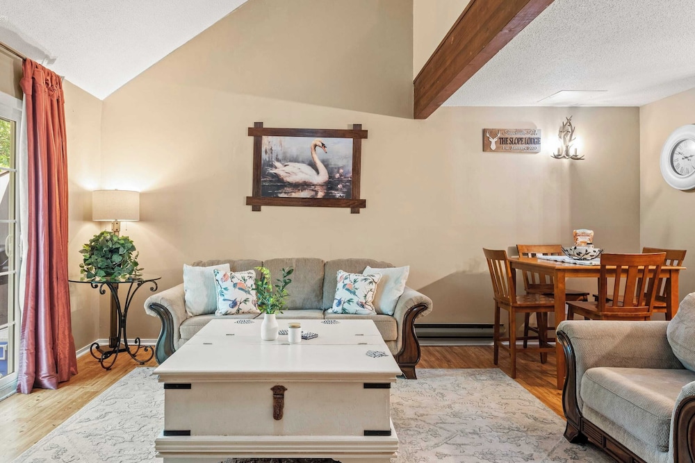 Slope Lodge Prime Skiing Location Indoor Pool, Hot Tub, Sauna Private Deck - Pocono Mountains, PA