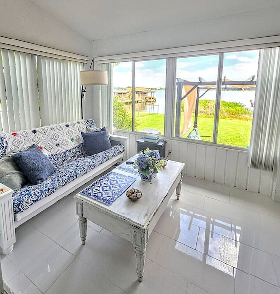 Peaceful Lakeside Retreat - Winter Haven