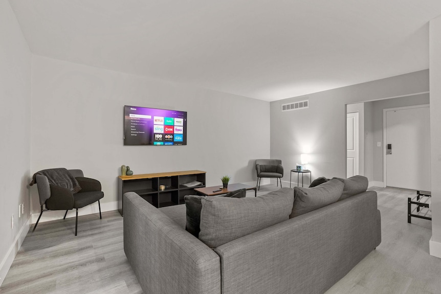 Urban Oasis Sleek, Cozy & Well-located - Sterling Heights, MI