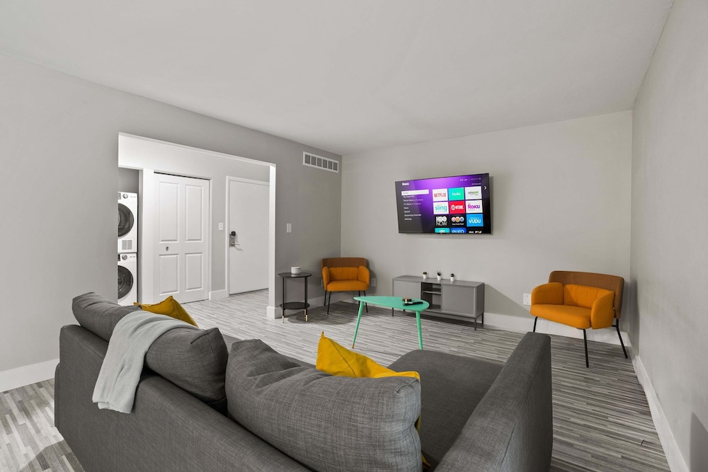 Stylish & Spacious Getaway Near Downtown - Troy, MI