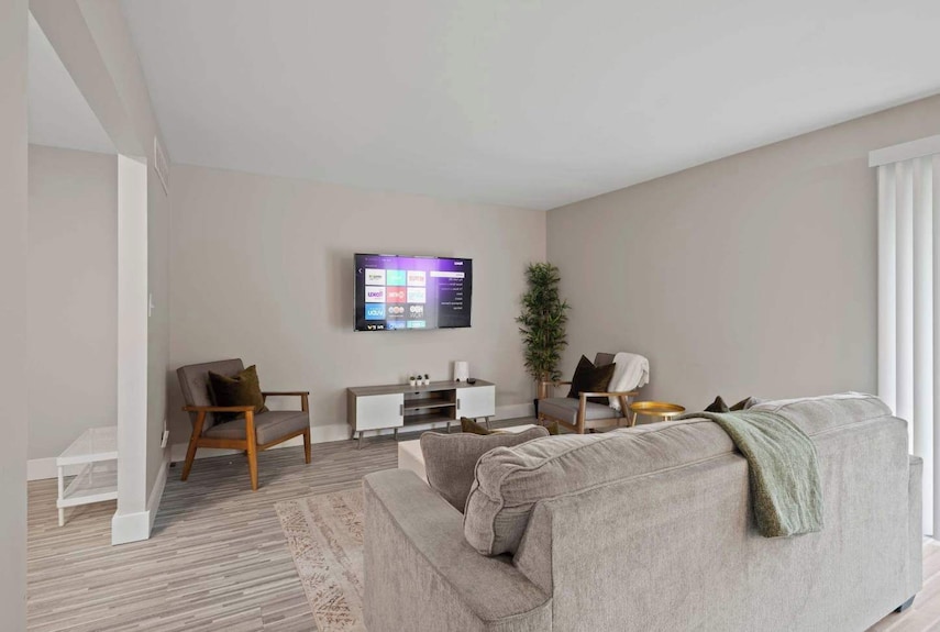 Modern 2br Retreat W/pool & Gym | Near Downtown - Lake Orion, MI