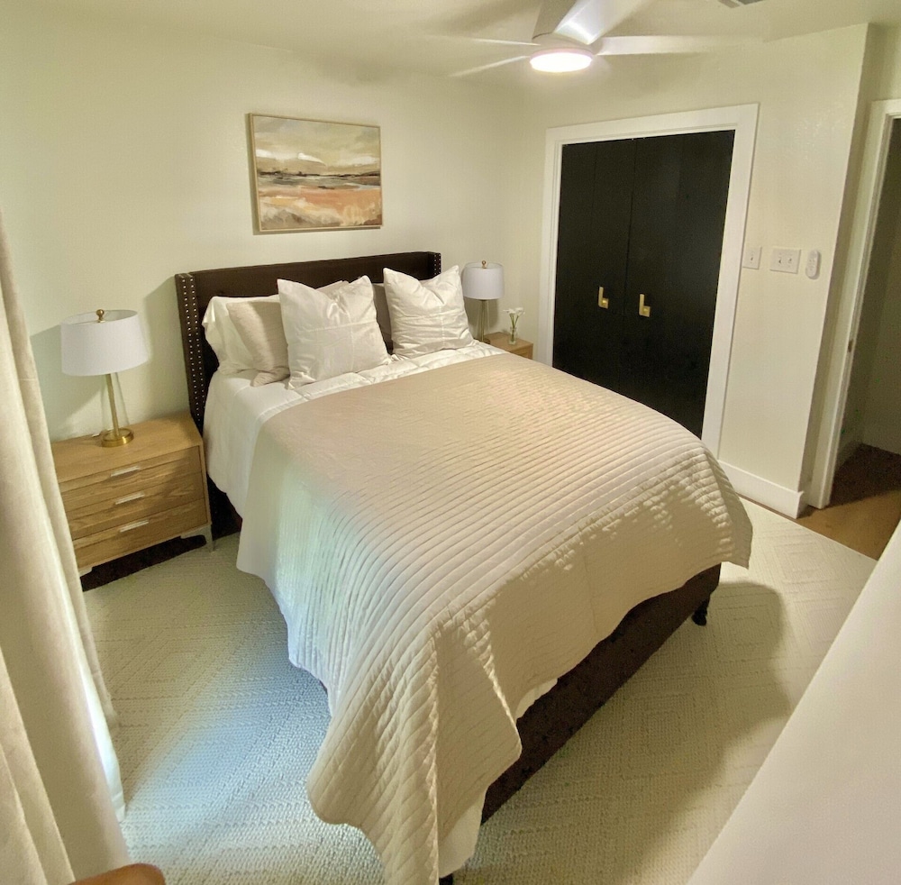 Beautiful Remodeled With High End Furnishings 3 Br/2b Home In Burleson Tx! - Joshua, TX