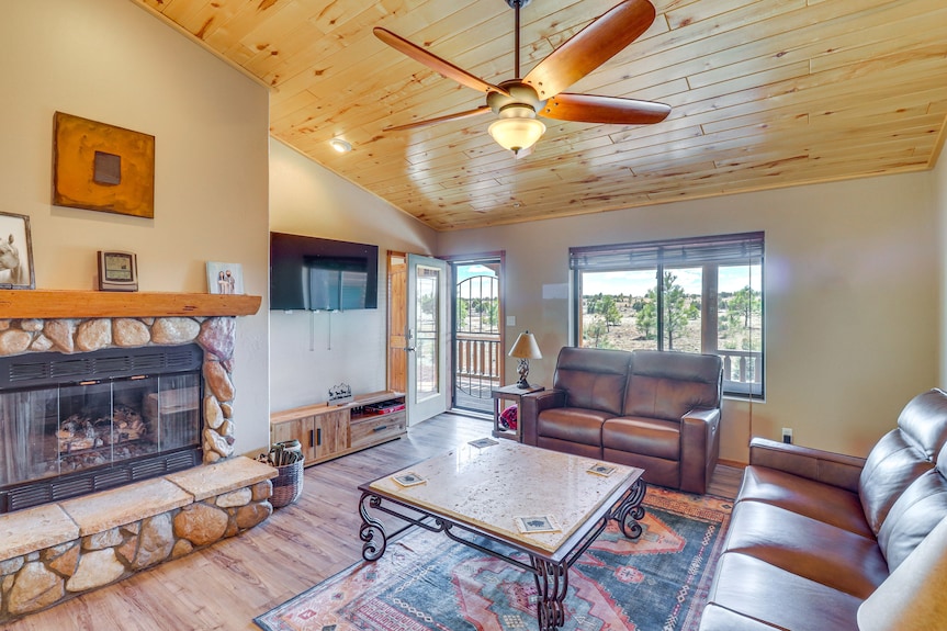Near Lakes & Trails: Pet-friendly Cabin In Arizona - Arizona