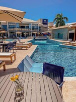Piscina exterior, toldos gratuitos, guarda-sóis 