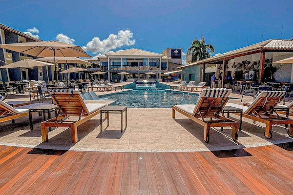 Piscina exterior, toldos gratuitos, guarda-sóis