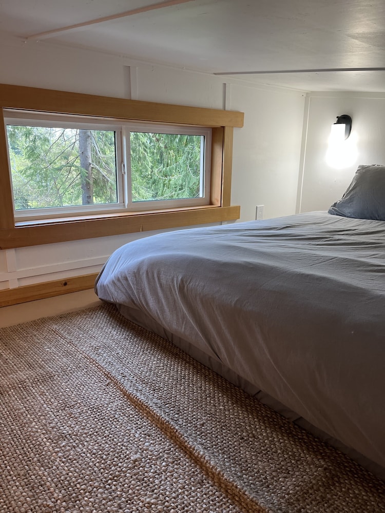 "Charming Cabin's Retreat: Pet-friendly Haven With Sauna, Close To Stores, Lakes - British Columbia