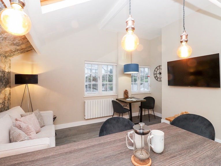 Fenty's, Romantic, Luxury Holiday Cottage In Bowness-on-windermere - Ambleside