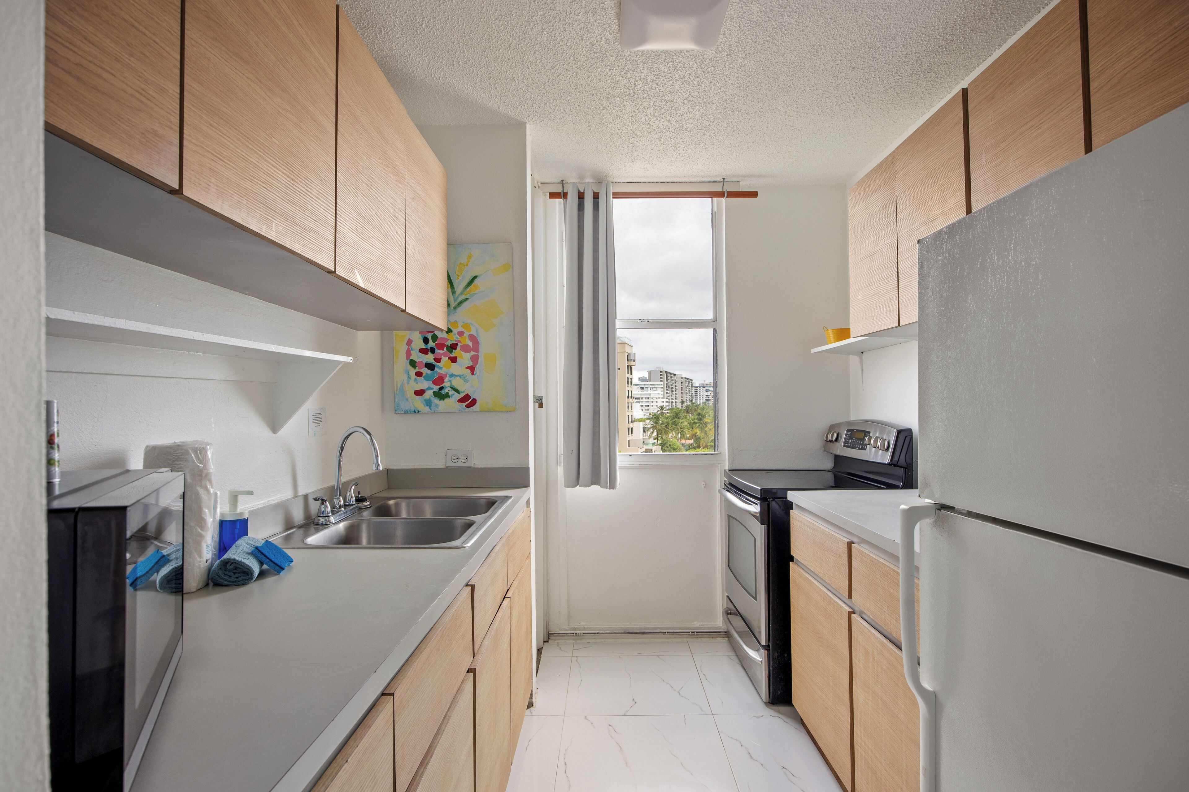 Apartamento | Cozinha privada | Um frigorífico 