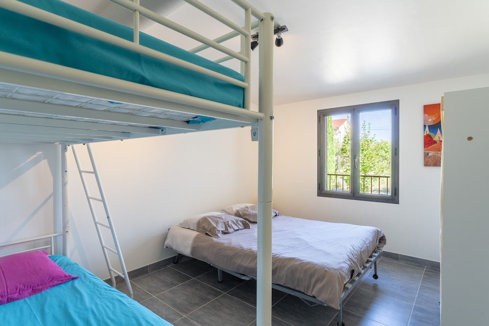 Maison De Vacances 'Petit Gîte De Tante Berthe' Avec Vue Sur La Montagne, Piscine Partagée Et Wi-fi - Orange
