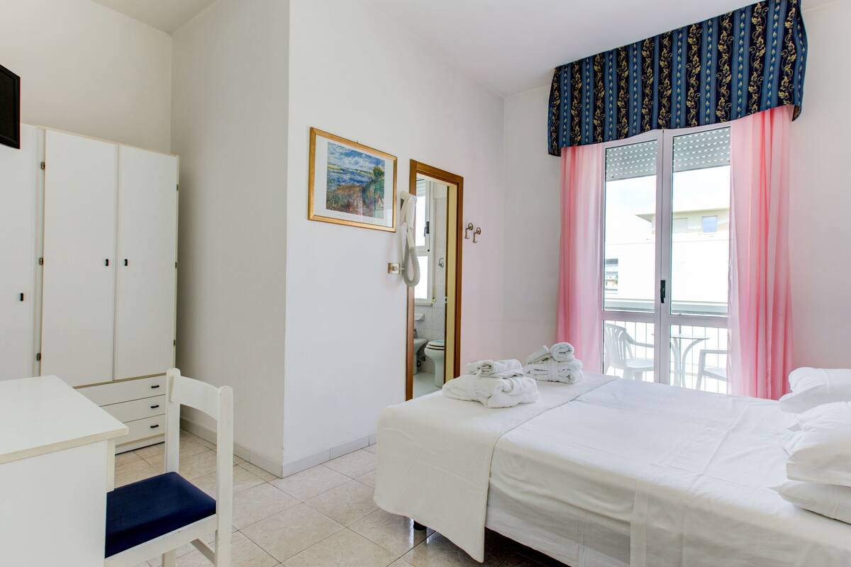 Quarto casal standard | Frigobar, cofres nos quartos, escrivaninha, quartos à prova de som