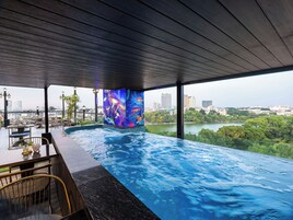 Piscina interior, piscina exterior 