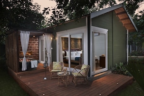 Quarto Duplo Deluxe, 1 cama king-size, casa de banho privativa, vista para o jardim | Casa de banho | Artigos de higiene pessoal grátis, um secador de cabelo, roupões 