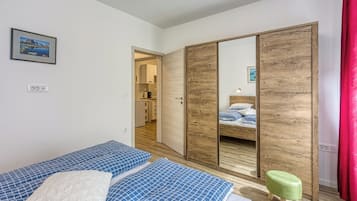 2 quartos, secretária adequada para computadores portáteis