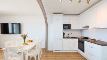 Apartamento (3 Bedrooms) | Cozinha privada | Um forno, uma chaleira elétrica, uma torradeira