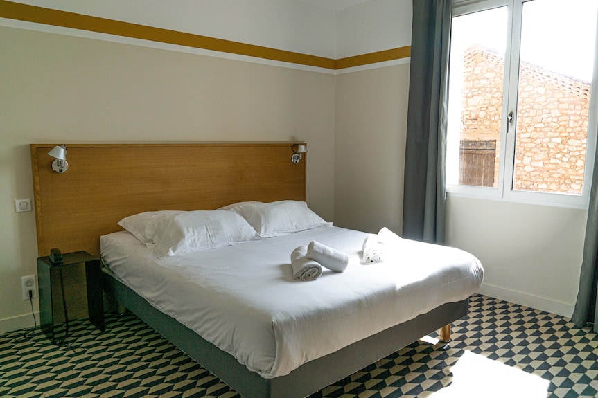 Chambre Double Supérieure Avec Vue Au Sein De L'hôtel La Maison Des Ocres - Roussillon