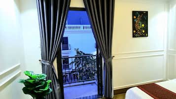Quarto quádruplo luxo | Frigobar, escrivaninha, quartos à prova de som, Wi-Fi de cortesia