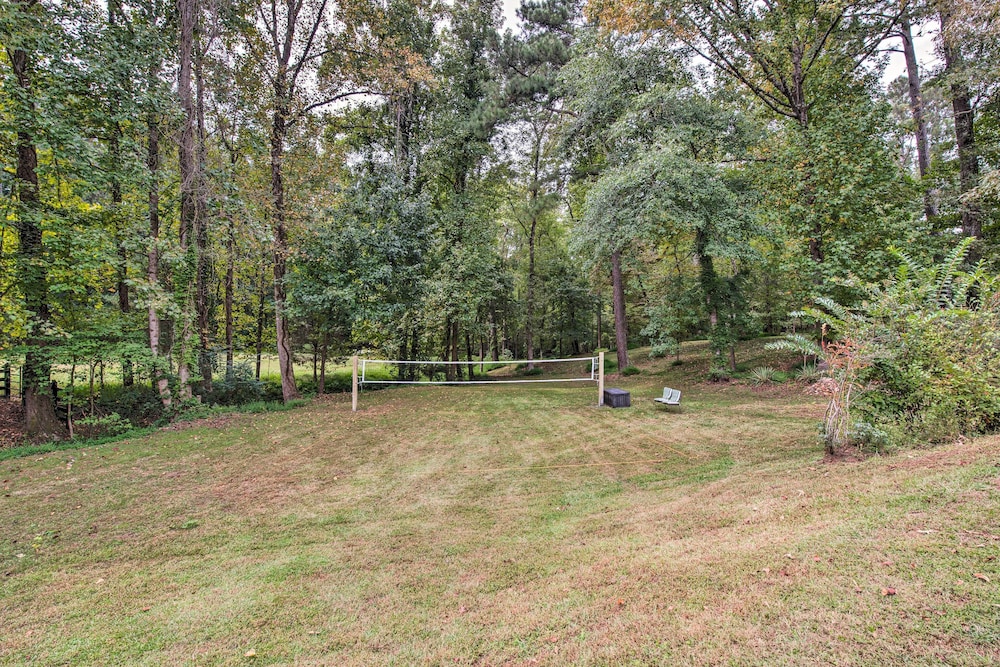 Secluded Acworth Mansion W/ Pool + Game Room! - Acworth, GA