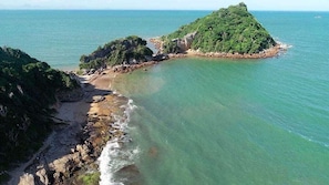 Na praia, areia branca