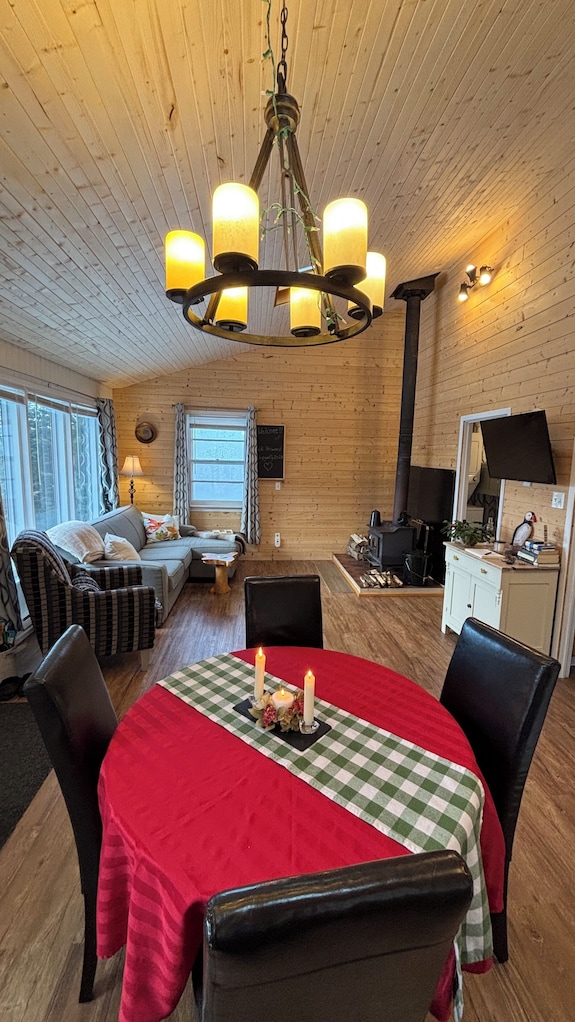 Cozy Cottage - Hot Tub, Private 1-acre, Lakefront, Under 1 Hour From St. John's. - Newfoundland and Labrador