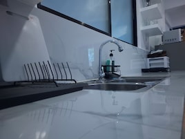 Apartamento Familiar, várias camas, cozinha, em frente à praia | Cozinha privada | Uma cafeteira/bule, um frigorífico, um micro-ondas 