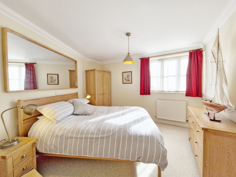 A Town House That Sleeps 6 Guests In 3 Bedrooms - Hayling Island
