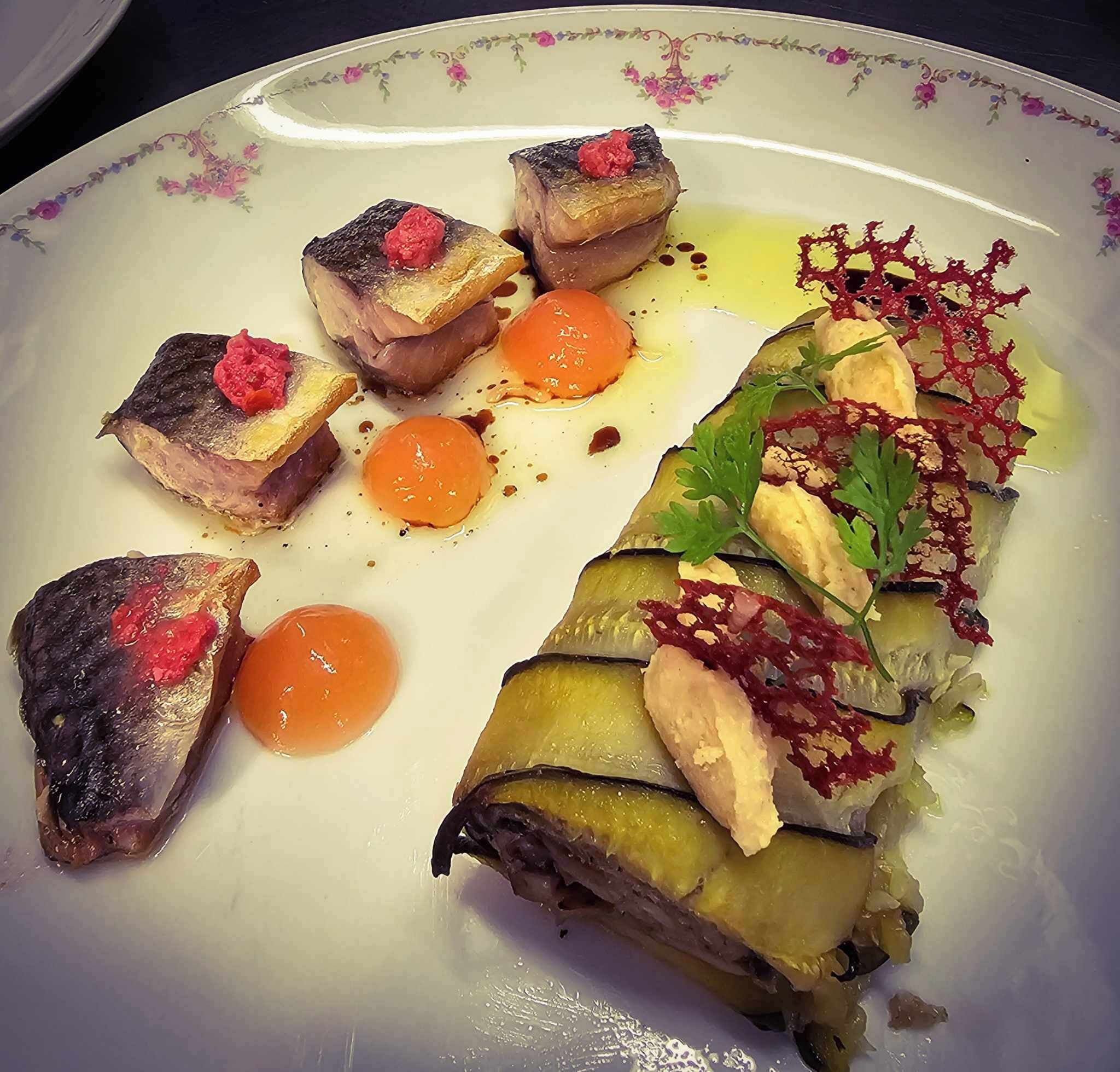 Prato de comida com diversos pratos, incluindo peixe, ovos e legumes.