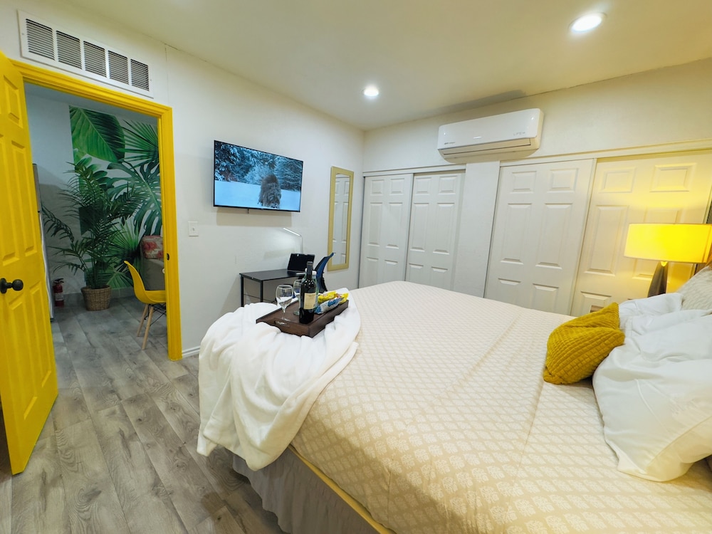 Cozy Studio In Las Vegas, King Bed Near Freemont Street. - Sunrise Manor | Vrbo