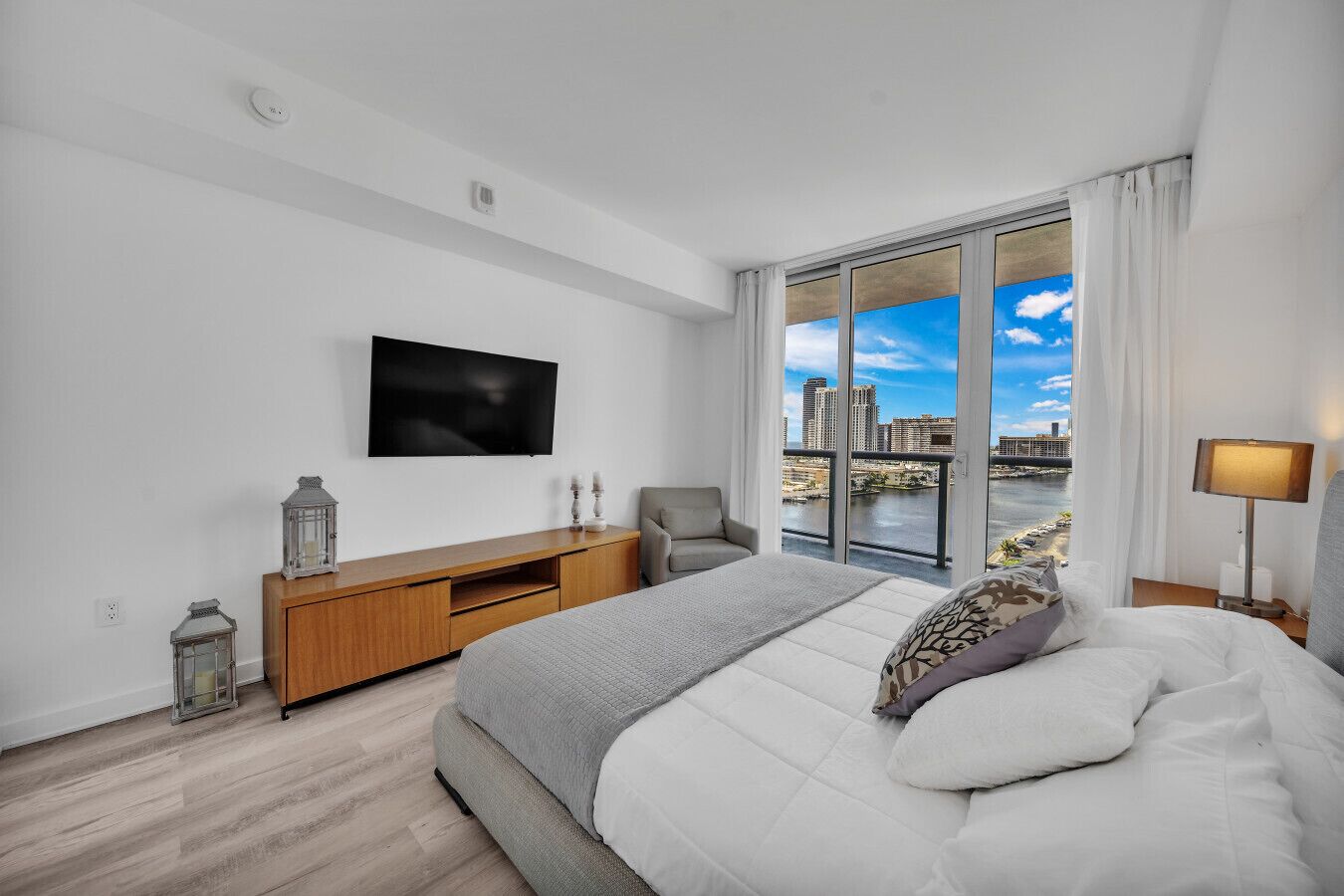 Unforgettable Views Of Miami Beach 1b/1b W/kitchen - Hallandale Beach, FL