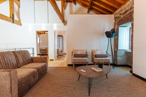 Vila família | Área de estar | TV LCD 45 polegadas com canais a cabo, lareira