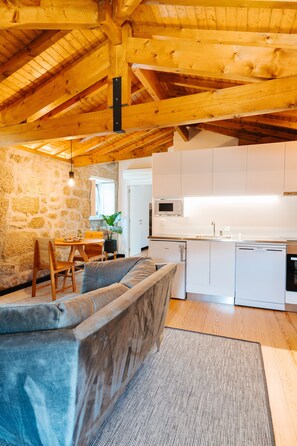 Vila superior, 1 cama de casal, vista para o pátio | Cozinha privada | Frigobar, micro-ondas, fogão, lava-louças