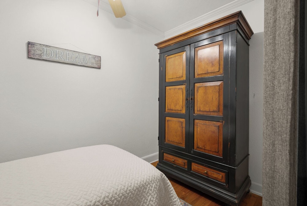 Hestia: Charming 1939 Bungalow In Travis Heights - Austin, TX