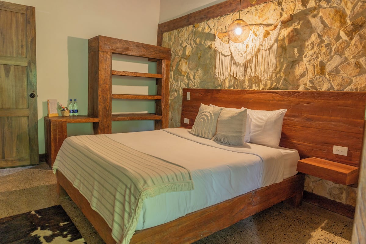 Quarto Standard, 1 cama queen-size | Roupa de alta qualidade, edredões de penas, com decoração personalizada