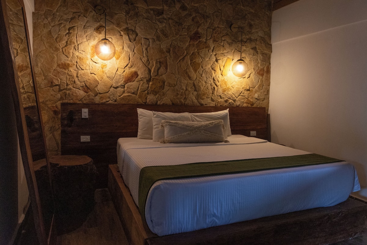 Quarto Duplo Standard | Roupa de alta qualidade, edredões de penas, com decoração personalizada