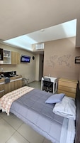 1 quarto, cofre no quarto, secretária 