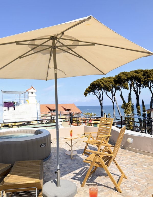 Apartamento de Luxo, banheira de hidromassagem, vista para o mar | Terraço/påtio interior