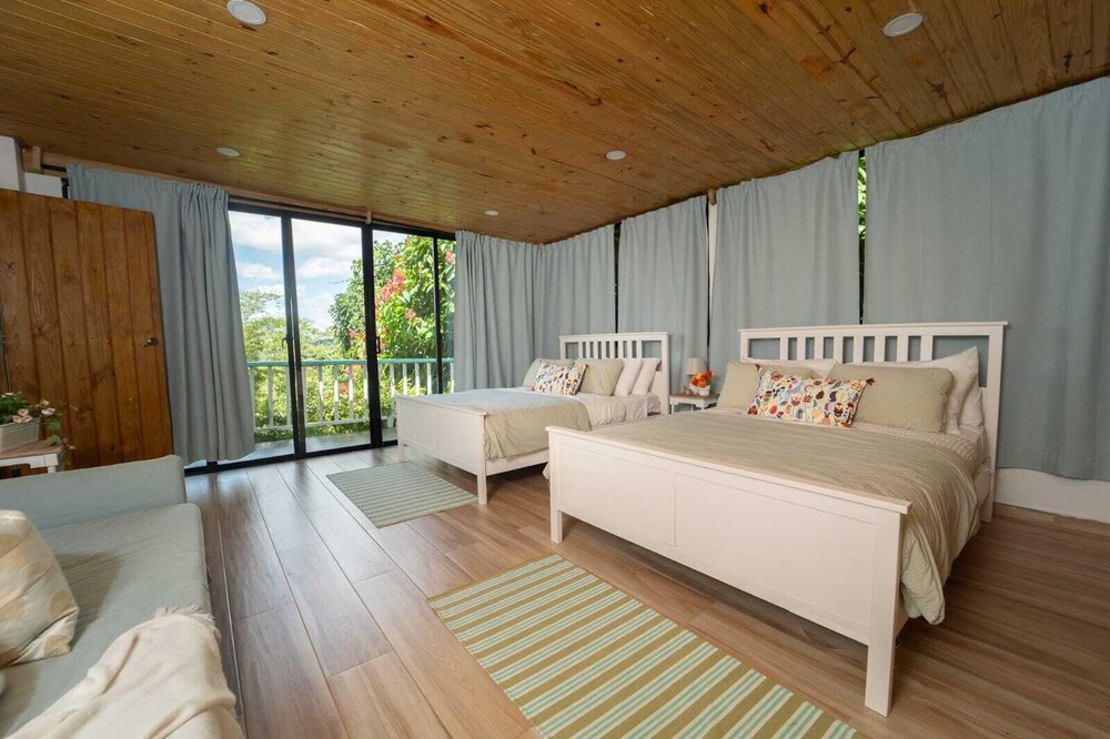 Color's Village, 3 bedroom vibrant colors chalet with stunning Mountain ...