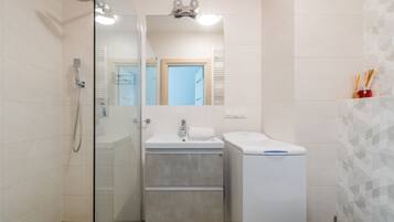 Apartamento luxo | Banheiro | Chuveiro, chuveiro com efeito de chuva