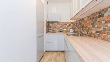 Apartamento luxo | Cozinha privada | Geladeira, cooktop, cafeteira/chaleira