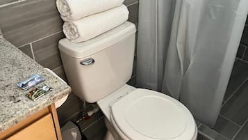 Quarto Básico | Casa de banho | Toalhas fornecidas